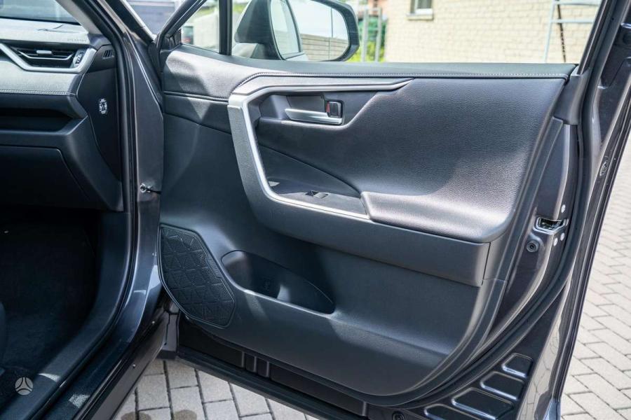 Grey Toyota RAV4 2020 in Marijampole, with an engine capacity of 1.99 L and mileage of 49 thousand km for 23700 €, photo 13 on AUTOMOTO.COM.LV