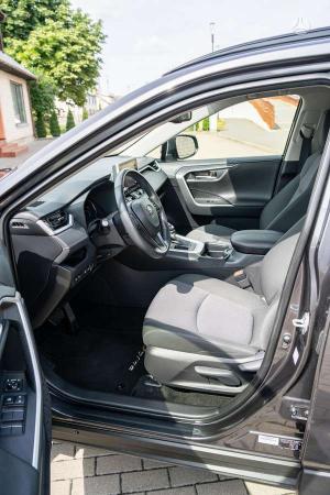 Grey Toyota RAV4 2020 in Marijampole, with an engine capacity of 1.99 L and mileage of 49 thousand km for 23700 €, photo 17 on AUTOMOTO.COM.LV
