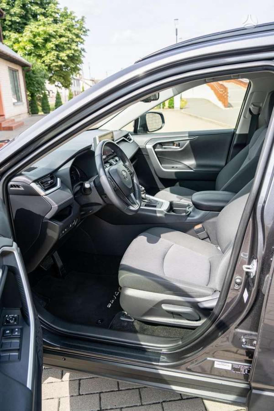 Grey Toyota RAV4 2020 in Marijampole, with an engine capacity of 1.99 L and mileage of 49 thousand km for 23700 €, photo 17 on AUTOMOTO.COM.LV