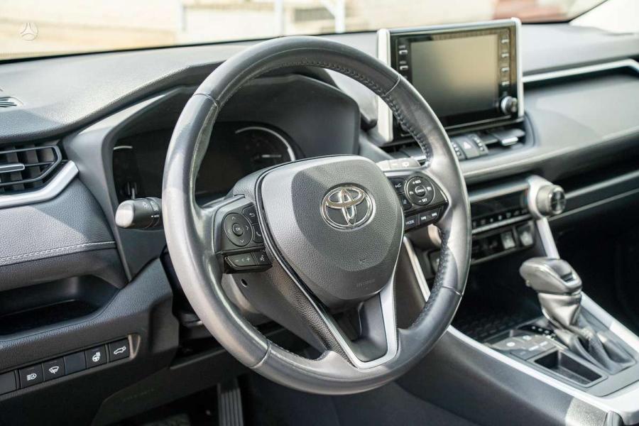 Grey Toyota RAV4 2020 in Marijampole, with an engine capacity of 1.99 L and mileage of 49 thousand km for 23700 €, photo 18 on AUTOMOTO.COM.LV