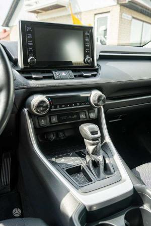 Grey Toyota RAV4 2020 in Marijampole, with an engine capacity of 1.99 L and mileage of 49 thousand km for 23700 €, photo 21 on AUTOMOTO.COM.LV