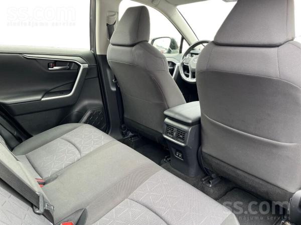 Grey Toyota RAV4 2020 in Riga, with an engine capacity of 2.00 L and mileage of 159 thousand km for 23490 €, photo 7 on AUTOMOTO.COM.LV