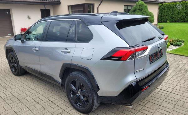 Grey Toyota RAV4 2020 in Panevezys, with an engine capacity of 2.50 L and mileage of 152 thousand km for 24900 €, photo 1 on AUTOMOTO.COM.LV