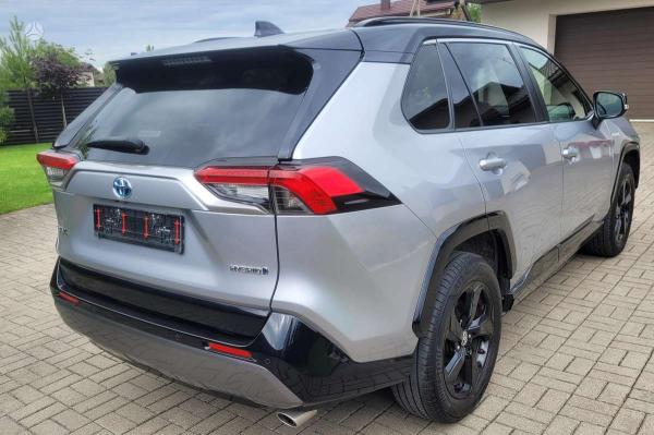 Grey Toyota RAV4 2020 in Panevezys, with an engine capacity of 2.50 L and mileage of 152 thousand km for 24900 €, photo 3 on AUTOMOTO.COM.LV