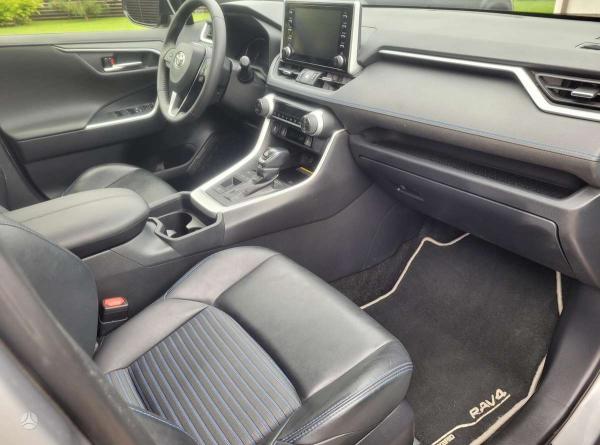 Grey Toyota RAV4 2020 in Panevezys, with an engine capacity of 2.50 L and mileage of 152 thousand km for 24900 €, photo 7 on AUTOMOTO.COM.LV