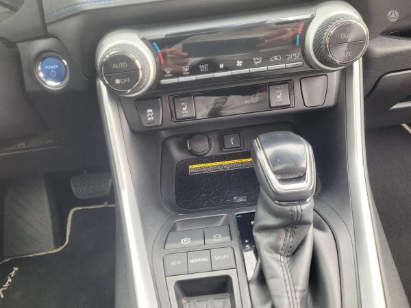 Grey Toyota RAV4 2020 in Panevezys, with an engine capacity of 2.50 L and mileage of 152 thousand km for 24900 €, photo 8 on AUTOMOTO.COM.LV