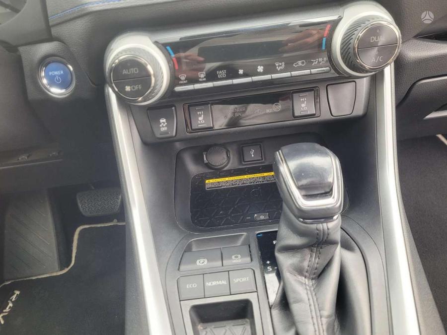 Pelēks Toyota RAV4 2020 Panevēža, ar dzinēja tilpumu 2.50 L un nobraukumu 152 tūkst. km par 24900 €, foto 9 vietnē AUTOMOTO.COM.LV
