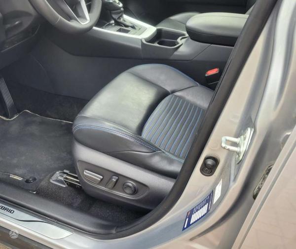 Grey Toyota RAV4 2020 in Panevezys, with an engine capacity of 2.50 L and mileage of 152 thousand km for 24900 €, photo 9 on AUTOMOTO.COM.LV