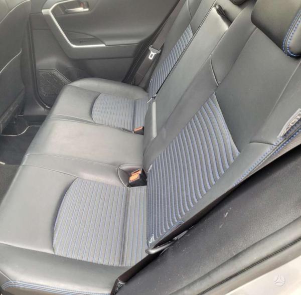 Grey Toyota RAV4 2020 in Panevezys, with an engine capacity of 2.50 L and mileage of 152 thousand km for 24900 €, photo 10 on AUTOMOTO.COM.LV