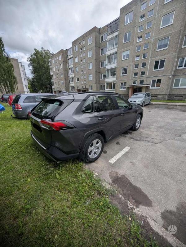 Grey Toyota RAV4 2020 in Marijampole, with an engine capacity of 1.99 L and mileage of 60 thousand km for 21680 €, photo 3 on AUTOMOTO.COM.LV