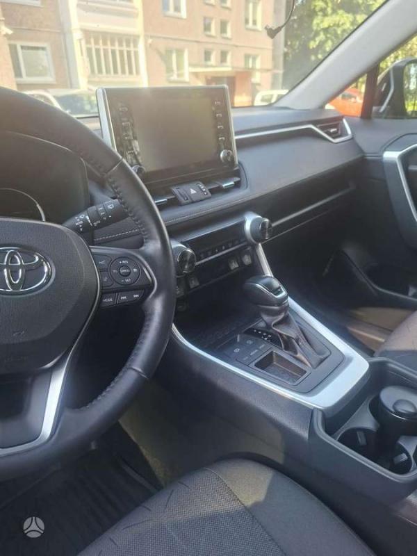 Grey Toyota RAV4 2020 in Marijampole, with an engine capacity of 1.99 L and mileage of 60 thousand km for 21680 €, photo 6 on AUTOMOTO.COM.LV