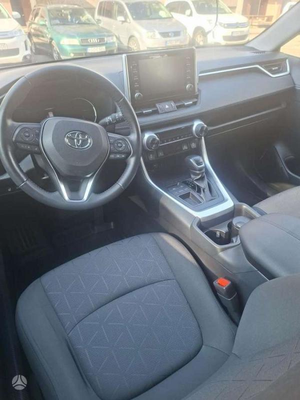 Grey Toyota RAV4 2020 in Marijampole, with an engine capacity of 1.99 L and mileage of 60 thousand km for 21680 €, photo 8 on AUTOMOTO.COM.LV