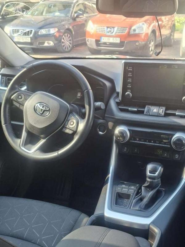 Grey Toyota RAV4 2020 in Marijampole, with an engine capacity of 1.99 L and mileage of 60 thousand km for 21680 €, photo 9 on AUTOMOTO.COM.LV