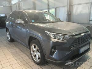 Grey Toyota RAV4 2020 in Daugavpils, with an engine capacity of 2.50 L and mileage of 56 thousand km for 26500 €, photo  on AUTOMOTO.COM.LV