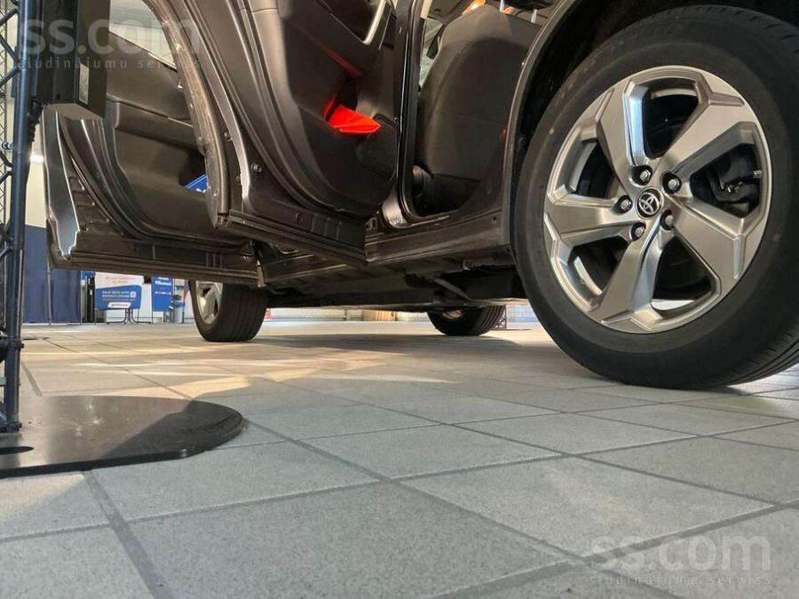 Pelēks Toyota RAV4 2020 Daugavpils, ar dzinēja tilpumu 2.50 L un nobraukumu 56 tūkst. km par 26500 €, foto 10 vietnē AUTOMOTO.COM.LV