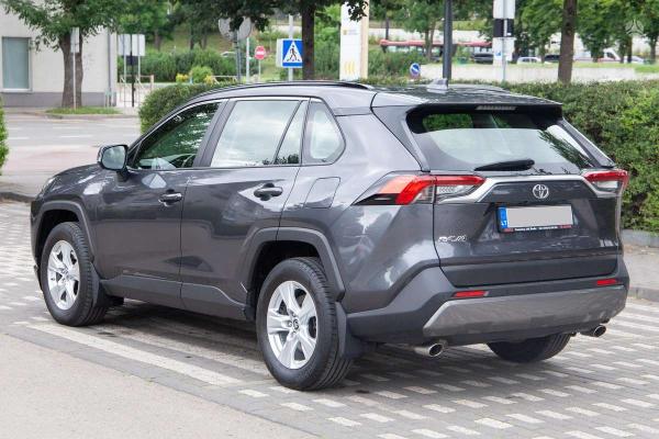 Pelēks Toyota RAV4 2020 Viļņa, ar dzinēja tilpumu 1.99 L un nobraukumu 61 tūkst. km par 21600 €, foto 3 vietnē AUTOMOTO.COM.LV