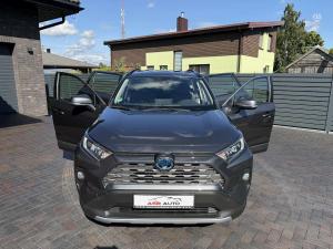Pelēks Toyota RAV4 2020 Telšiai, ar dzinēja tilpumu 2.49 L un nobraukumu 61 tūkst. km par 25700 €, foto  vietnē AUTOMOTO.COM.LV