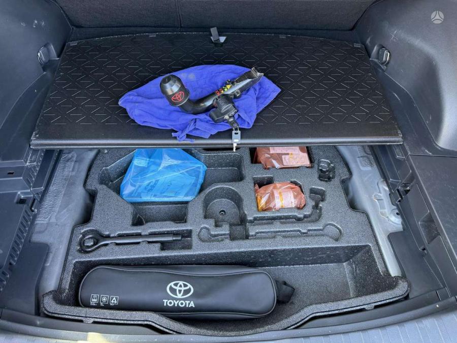 Pelēks Toyota RAV4 2020 Telšiai, ar dzinēja tilpumu 2.49 L un nobraukumu 61 tūkst. km par 25700 €, foto 35 vietnē AUTOMOTO.COM.LV