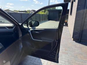 Pelēks Toyota RAV4 2020 Telšiai, ar dzinēja tilpumu 2.49 L un nobraukumu 61 tūkst. km par 25700 €, foto 37 vietnē AUTOMOTO.COM.LV