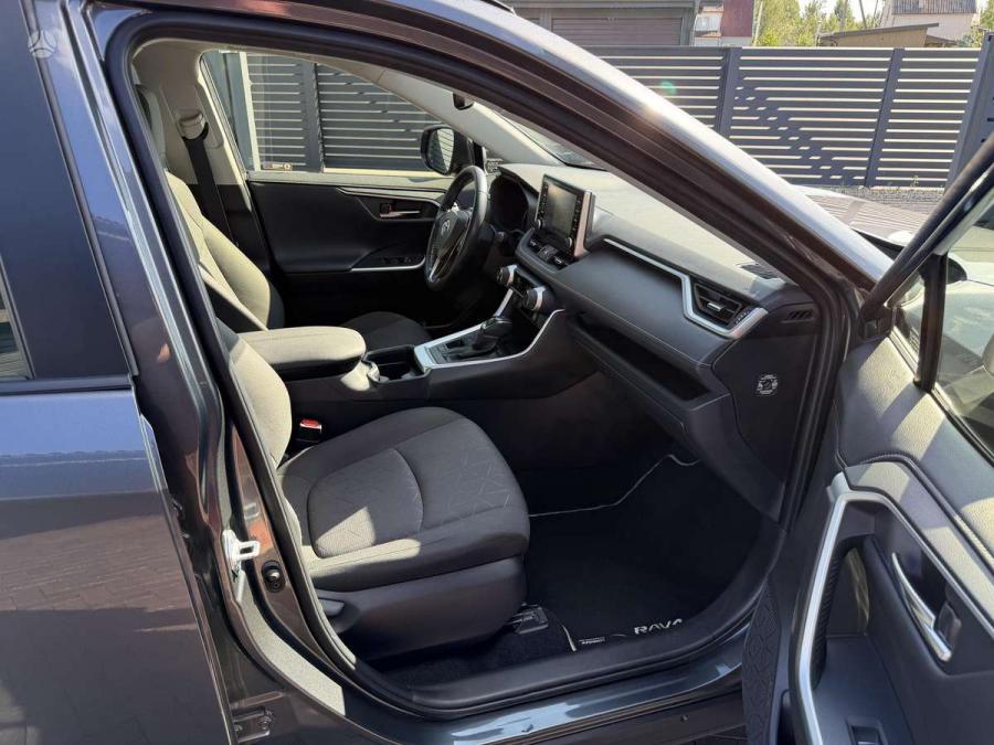 Pelēks Toyota RAV4 2020 Telšiai, ar dzinēja tilpumu 2.49 L un nobraukumu 61 tūkst. km par 25700 €, foto 38 vietnē AUTOMOTO.COM.LV