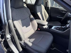 Pelēks Toyota RAV4 2020 Telšiai, ar dzinēja tilpumu 2.49 L un nobraukumu 61 tūkst. km par 25700 €, foto 39 vietnē AUTOMOTO.COM.LV
