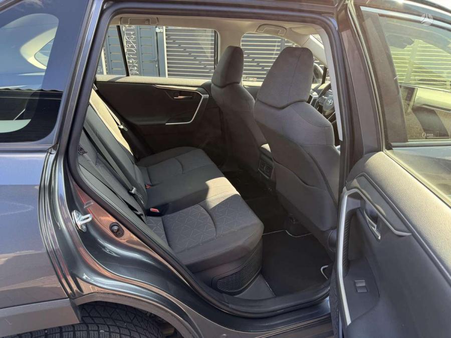 Pelēks Toyota RAV4 2020 Telšiai, ar dzinēja tilpumu 2.49 L un nobraukumu 61 tūkst. km par 25700 €, foto 41 vietnē AUTOMOTO.COM.LV