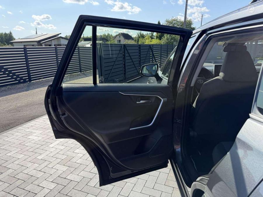 Pelēks Toyota RAV4 2020 Telšiai, ar dzinēja tilpumu 2.49 L un nobraukumu 61 tūkst. km par 25700 €, foto 42 vietnē AUTOMOTO.COM.LV