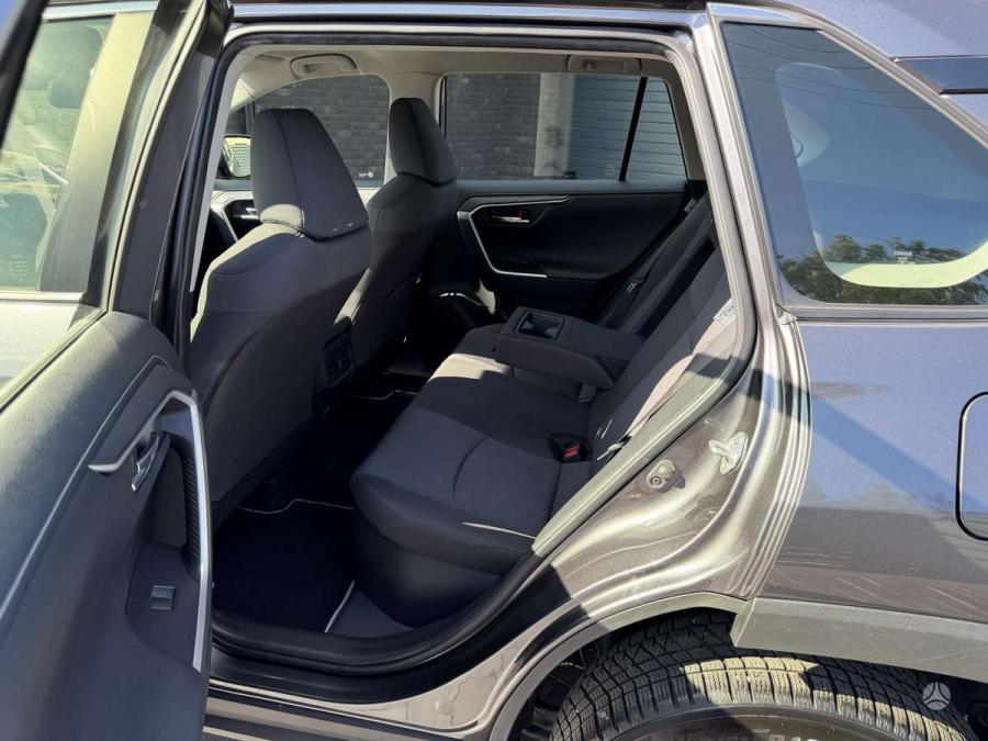 Pelēks Toyota RAV4 2020 Telšiai, ar dzinēja tilpumu 2.49 L un nobraukumu 61 tūkst. km par 25700 €, foto 43 vietnē AUTOMOTO.COM.LV