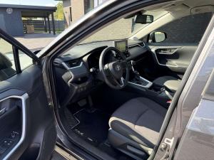 Pelēks Toyota RAV4 2020 Telšiai, ar dzinēja tilpumu 2.49 L un nobraukumu 61 tūkst. km par 25700 €, foto 45 vietnē AUTOMOTO.COM.LV