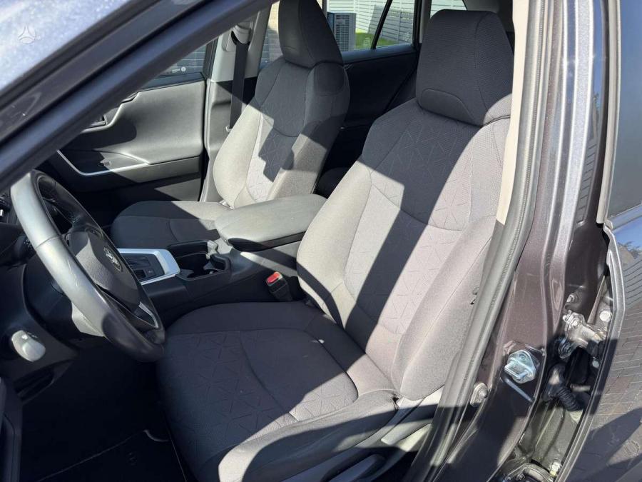 Pelēks Toyota RAV4 2020 Telšiai, ar dzinēja tilpumu 2.49 L un nobraukumu 61 tūkst. km par 25700 €, foto 46 vietnē AUTOMOTO.COM.LV