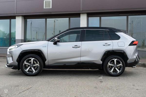 Pelēks Toyota RAV4 2020 Viļņa, ar dzinēja tilpumu 2.49 L un nobraukumu 140 tūkst. km par 29800 €, foto 2 vietnē AUTOMOTO.COM.LV