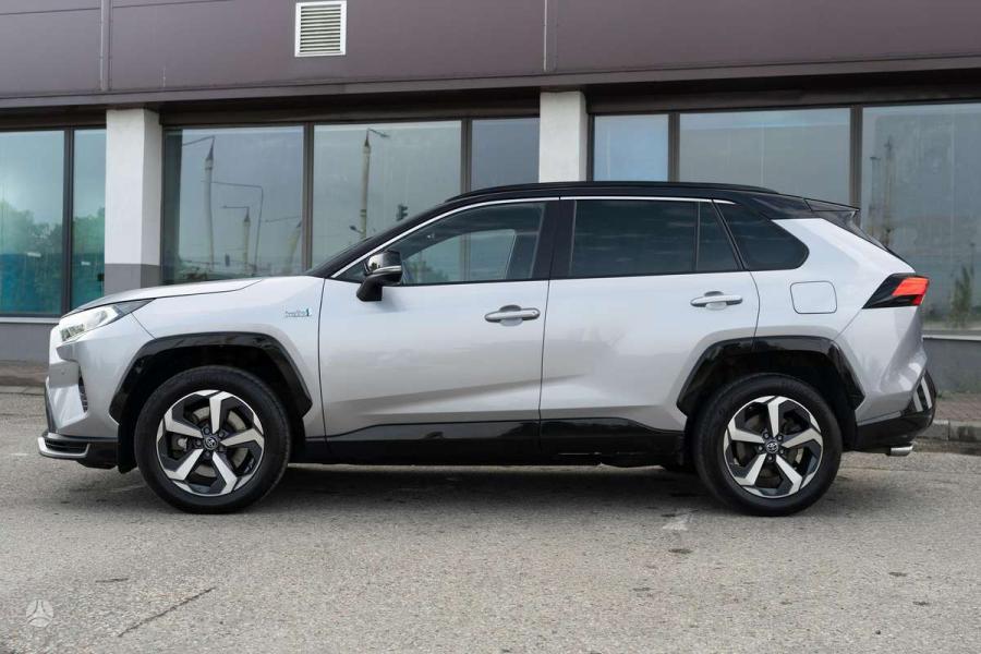 Grey Toyota RAV4 2020 in Vilnius, with an engine capacity of 2.49 L and mileage of 140 thousand km for 29800 €, photo 3 on AUTOMOTO.COM.LV