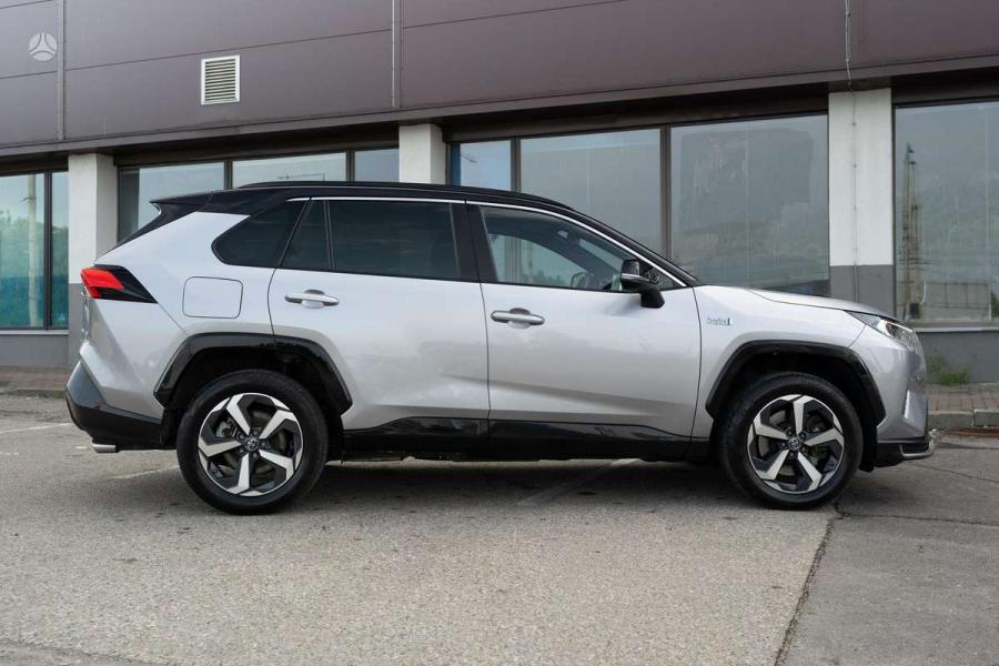 Grey Toyota RAV4 2020 in Vilnius, with an engine capacity of 2.49 L and mileage of 140 thousand km for 29800 €, photo 6 on AUTOMOTO.COM.LV