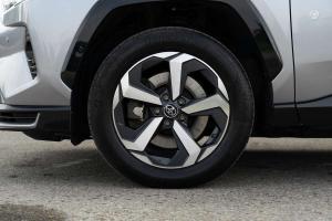 Grey Toyota RAV4 2020 in Vilnius, with an engine capacity of 2.49 L and mileage of 140 thousand km for 29800 €, photo 11 on AUTOMOTO.COM.LV