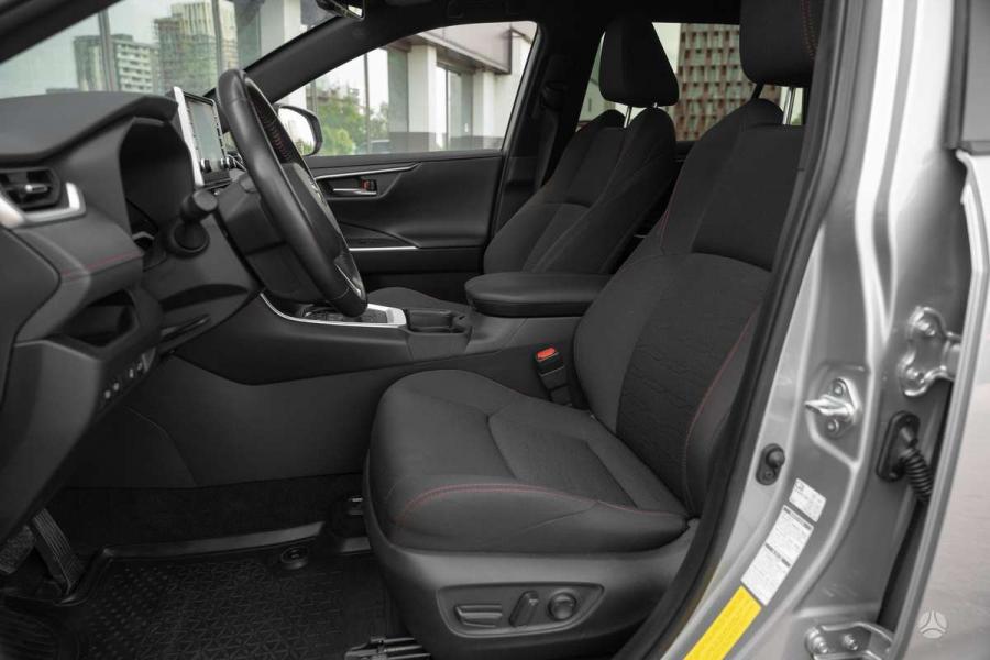 Grey Toyota RAV4 2020 in Vilnius, with an engine capacity of 2.49 L and mileage of 140 thousand km for 29800 €, photo 12 on AUTOMOTO.COM.LV