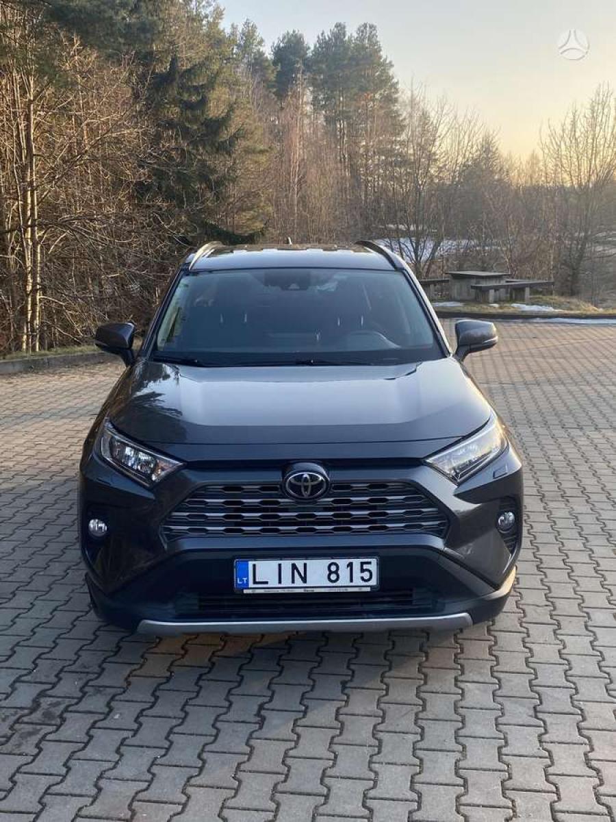 Pelēks Toyota RAV4 2020 Viļņa, ar dzinēja tilpumu 1.99 L un nobraukumu 165 tūkst. km par 23500 €, foto 1 vietnē AUTOMOTO.COM.LV