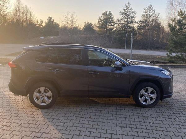 Pelēks Toyota RAV4 2020 Viļņa, ar dzinēja tilpumu 1.99 L un nobraukumu 165 tūkst. km par 23500 €, foto 4 vietnē AUTOMOTO.COM.LV