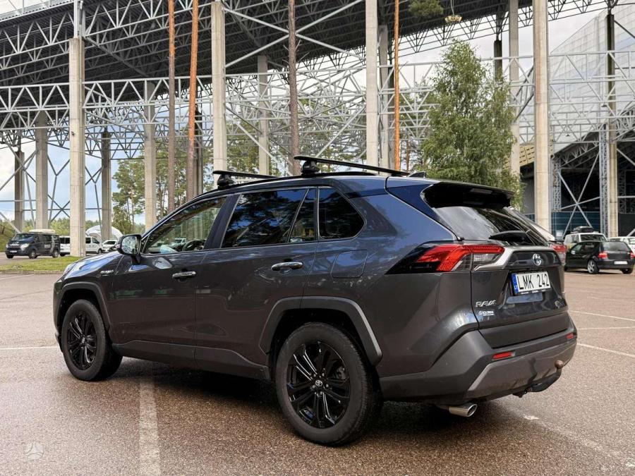 Grey Toyota RAV4 2020 in Druskininkai, with an engine capacity of 2.49 L and mileage of 104 thousand km for 31500 €, photo 4 on AUTOMOTO.COM.LV