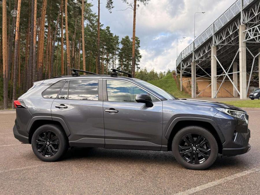 Grey Toyota RAV4 2020 in Druskininkai, with an engine capacity of 2.49 L and mileage of 104 thousand km for 31500 €, photo 5 on AUTOMOTO.COM.LV