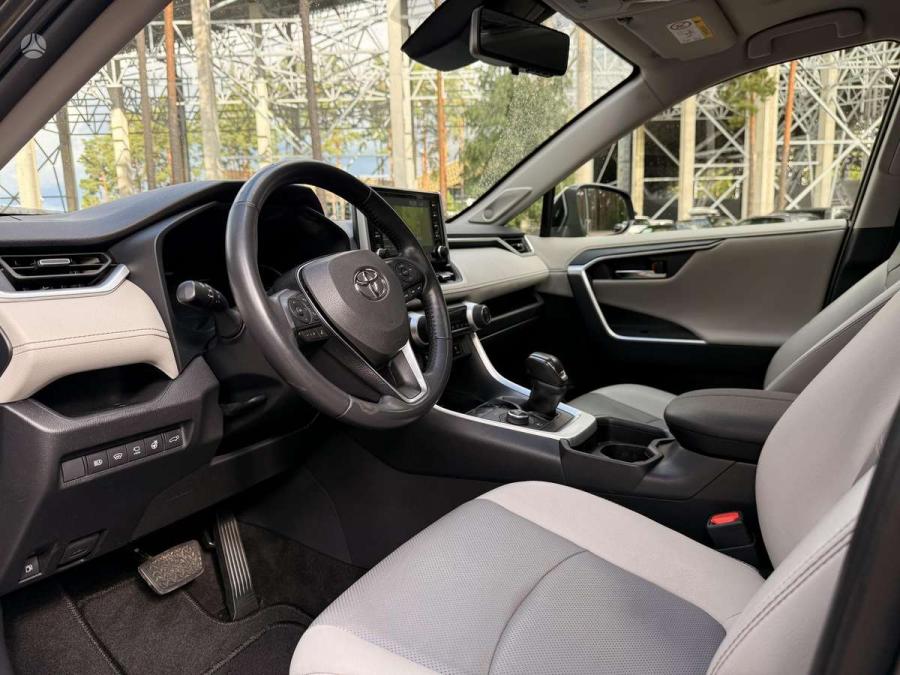 Grey Toyota RAV4 2020 in Druskininkai, with an engine capacity of 2.49 L and mileage of 104 thousand km for 31500 €, photo 13 on AUTOMOTO.COM.LV