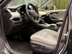 Grey Toyota RAV4 2020 in Druskininkai, with an engine capacity of 2.49 L and mileage of 104 thousand km for 31500 €, photo 17 on AUTOMOTO.COM.LV