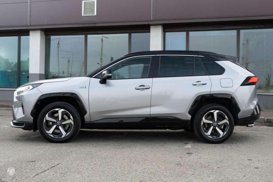 Grey Toyota RAV4 2020 in Vilnius, with an engine capacity of 2.49 L and mileage of 140 thousand km for 29500 €, photo 3 on AUTOMOTO.COM.LV