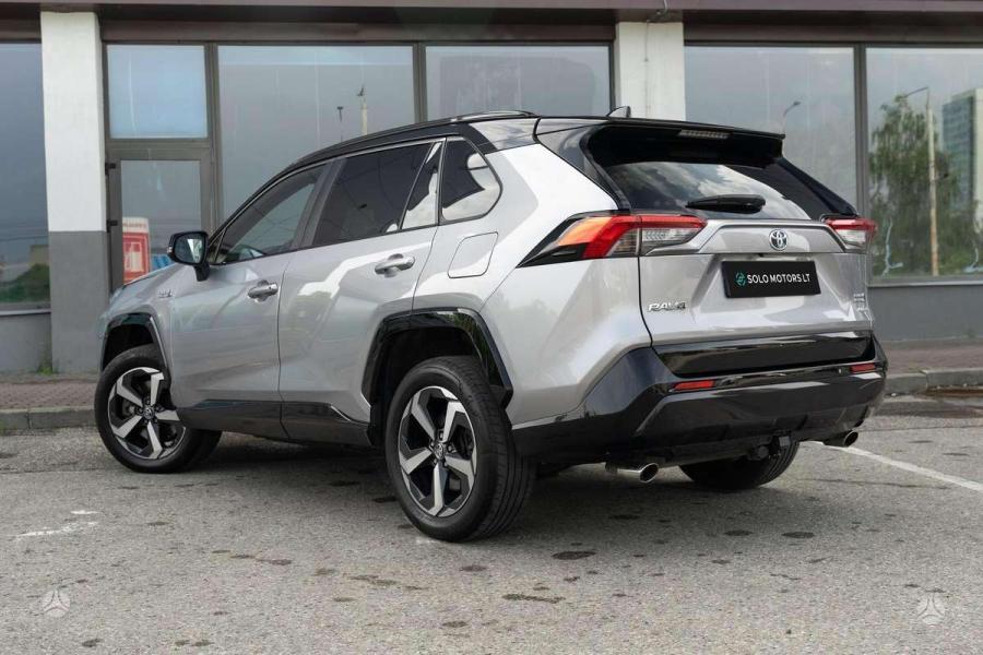 Grey Toyota RAV4 2020 in Vilnius, with an engine capacity of 2.49 L and mileage of 140 thousand km for 29500 €, photo 4 on AUTOMOTO.COM.LV