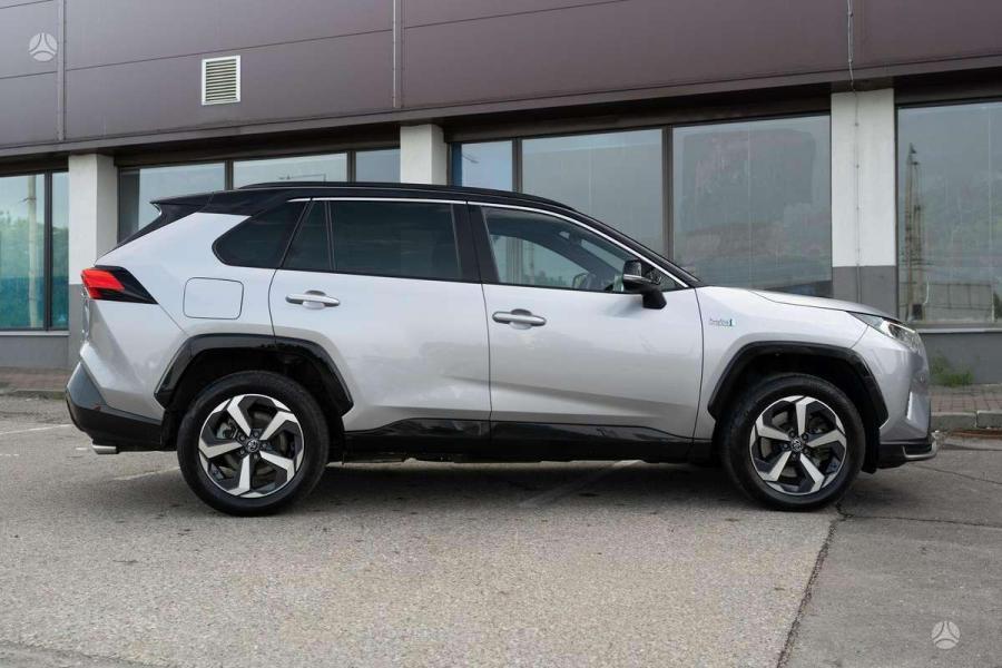 Grey Toyota RAV4 2020 in Vilnius, with an engine capacity of 2.49 L and mileage of 140 thousand km for 29500 €, photo 6 on AUTOMOTO.COM.LV