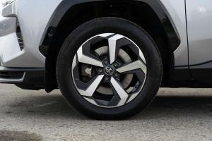 Grey Toyota RAV4 2020 in Vilnius, with an engine capacity of 2.49 L and mileage of 140 thousand km for 29500 €, photo 11 on AUTOMOTO.COM.LV
