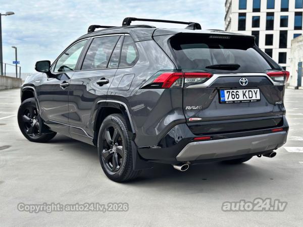 Grey Toyota RAV4 2020 in Tallinn, with an engine capacity of 2.50 L and mileage of 135 thousand km for 26900 €, photo 3 on AUTOMOTO.COM.LV