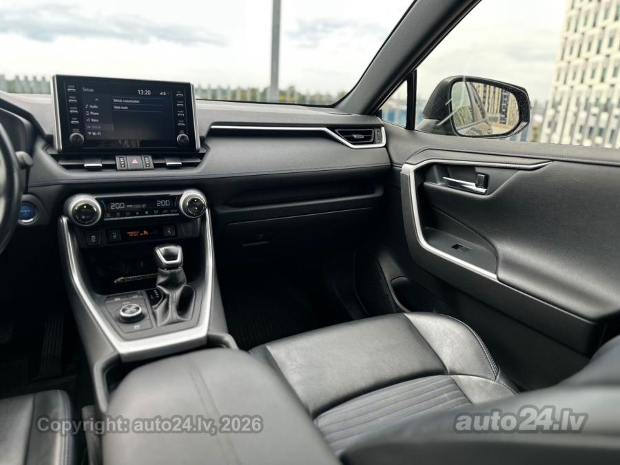 Pelēks Toyota RAV4 2020 Tallina, ar dzinēja tilpumu 2.50 L un nobraukumu 135 tūkst. km par 26900 €, foto 24 vietnē AUTOMOTO.COM.LV