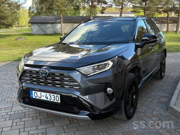 Grey Toyota RAV4 2020 in Jelgava, with an engine capacity of 2.50 L and mileage of 145 thousand km for 24500 €, photo 1 on AUTOMOTO.COM.LV