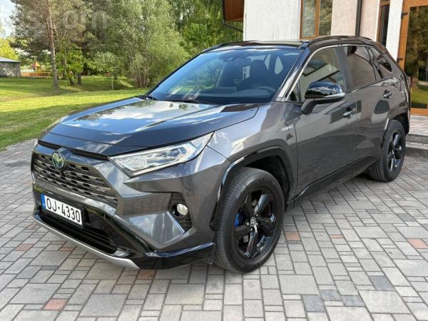 Toyota RAV4 2020 in Jelgava on AUTOMOTO.COM.LV Grey Toyota RAV4 2020 in Jelgava, with an engine capacity of 2.50 L and mileage of 145 thousand km for 24500 €, photo 3 on AUTOMOTO.COM.LV