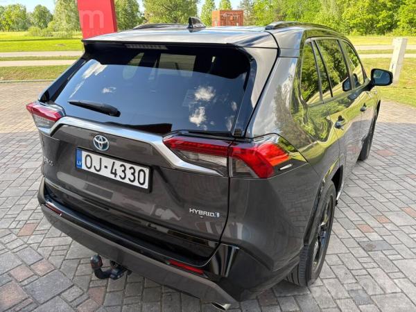 Toyota RAV4 2020 in Jelgava on AUTOMOTO.COM.LV Grey Toyota RAV4 2020 in Jelgava, with an engine capacity of 2.50 L and mileage of 145 thousand km for 24500 €, photo 8 on AUTOMOTO.COM.LV